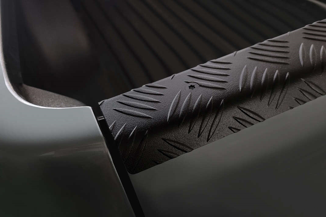 Volkswagen Amarok tailgate protector (black aluminium) - Amarok