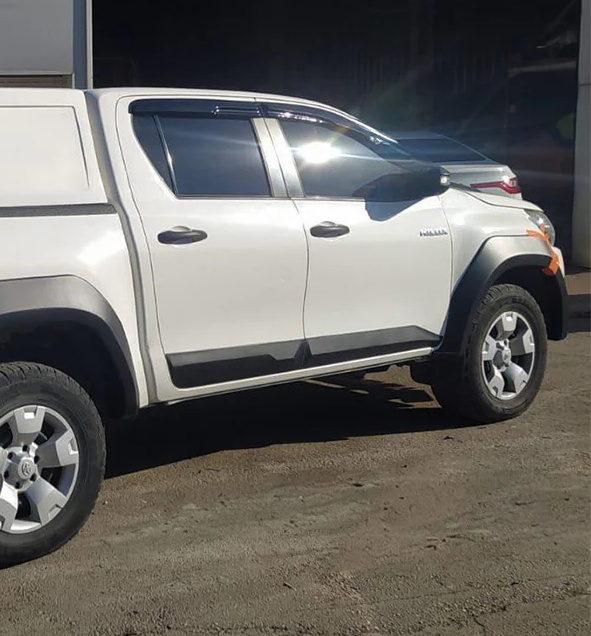 Toyota Hilux body cladding (low) - Hilux body kit